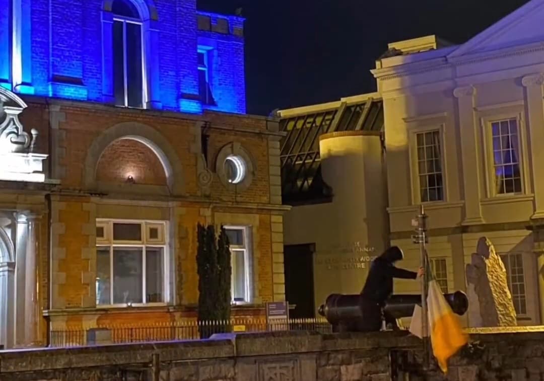 Saoradh Remove Queen Lighting Tribute From Newry Town Hall – CLANRYE NEWS